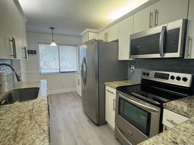 163 Lakeview Dr Apt 204, Weston, FL 33326