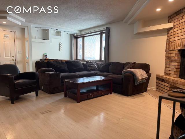 163 W Division St 208, Chicago, IL