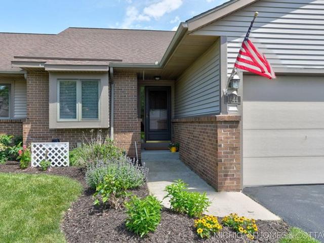 1644 Lakeview Dr, Zeeland, MI 49464