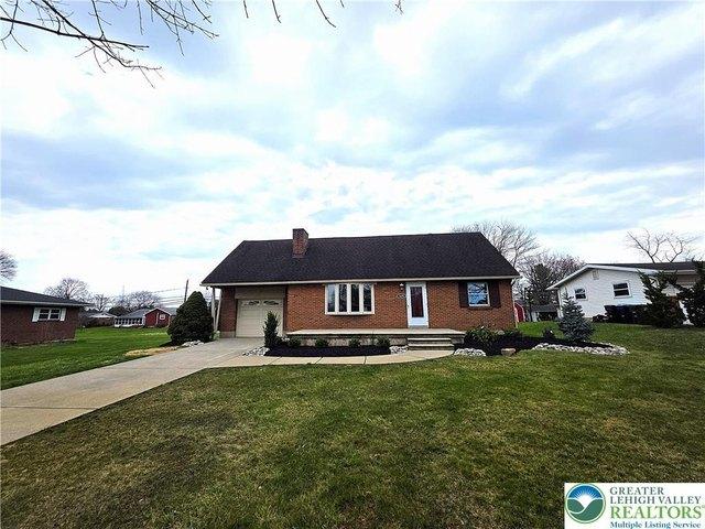 1645 Mark Twain Cir, Hanover Township, PA 18017