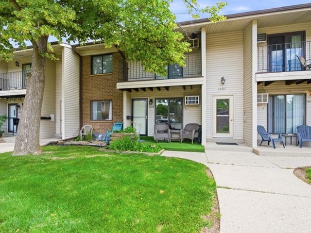 1646 S Carriage Ln Unit 2, New Berlin, WI 53151