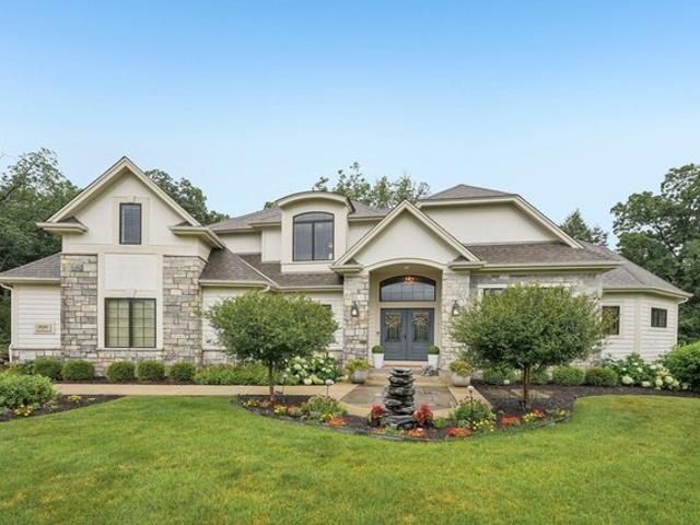 1646 Twisted Oak Ct, Hartland, WI 53029