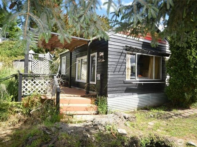 1647 Beach Dr E, Port Orchard, WA 98366