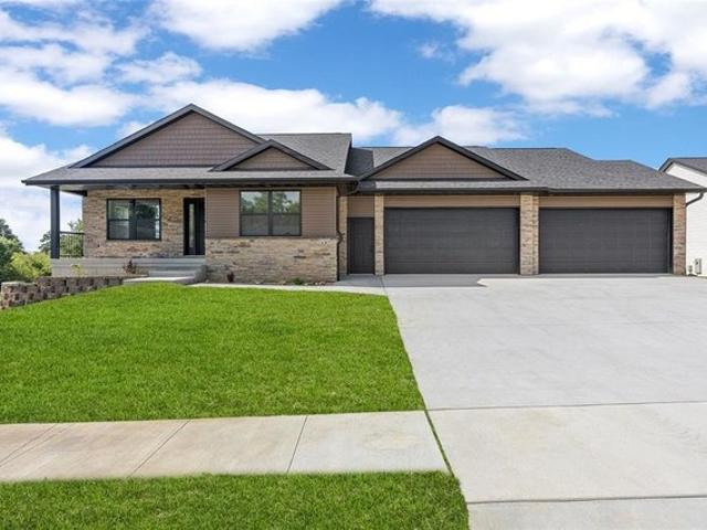 1647 Foxborough Dr, Marion, IA 52302