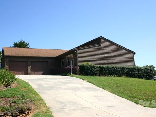1647 Woodridge Cir, Hickory, NC 28602