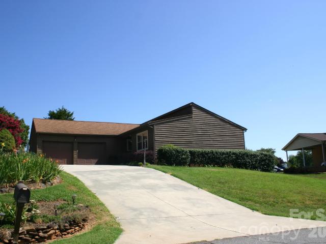 1647 Woodridge Circle