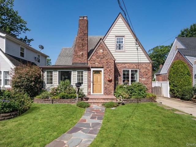 1640 Roosevelt St, Baldwin, NY 11510