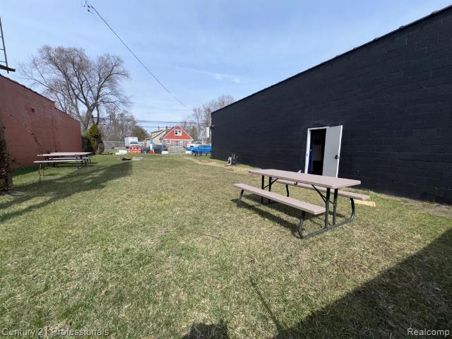 1641 1 E 7 Mile Road