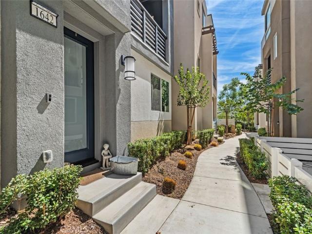 1642 W Saratoga Lane
