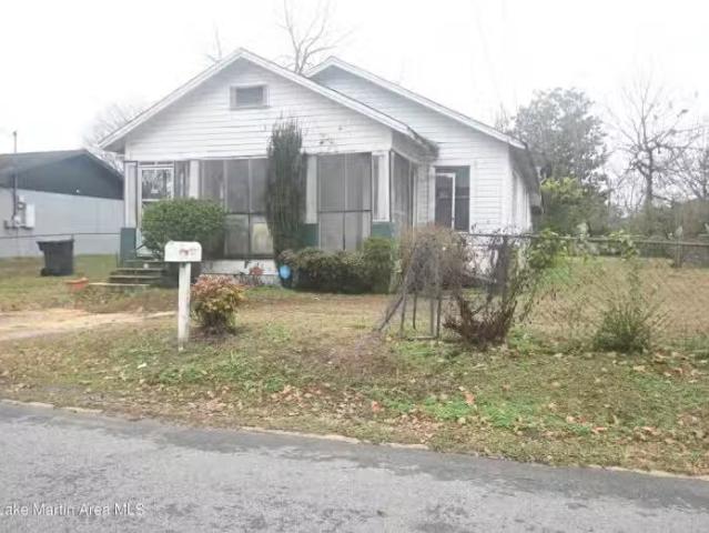 164 9TH AVE, ALEXANDER CITY, AL 35010