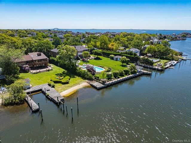 164 W Islip Rd, West Islip, NY 11795