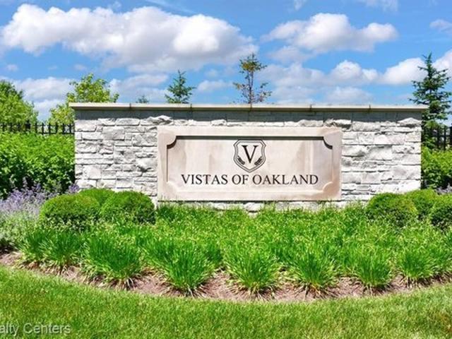 1655 Vista Dr W, Oakland Township, MI 48363