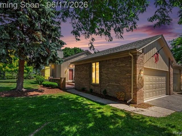 16569 Congress Dr, Clinton Township, MI 48038