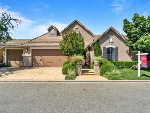 1658 N PICCADILLY LN, CLOVIS, CA 93619 Single Family Residence.