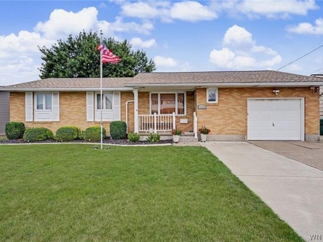 1658 Caravelle Dr, Niagara Falls, NY 14304