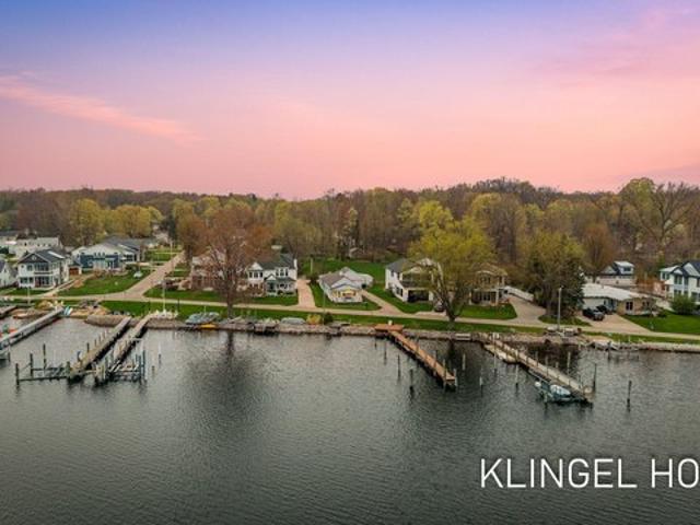 16527 Lakeview St, Spring Lake, MI 49456