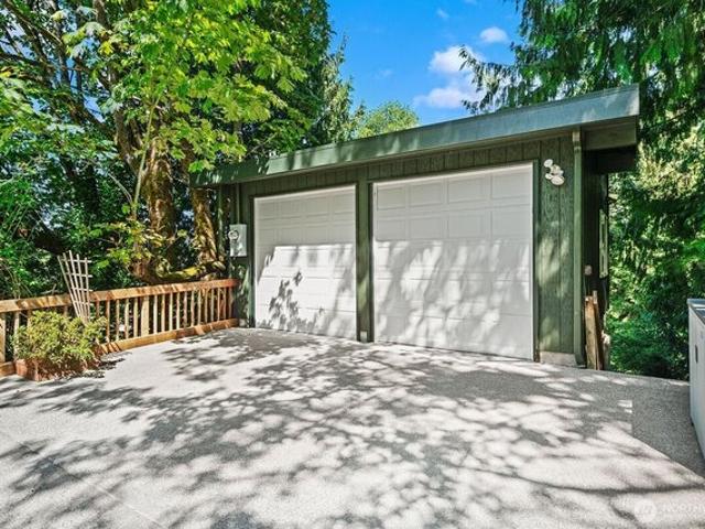 1652 th Ave NE, Lake Forest Park, WA 98155