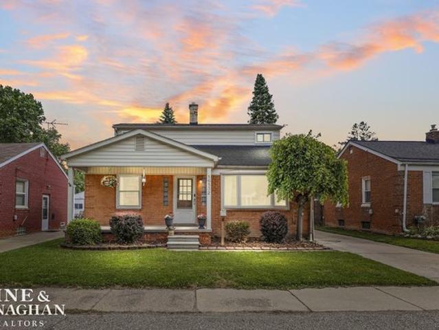 16532 Rosemary St, Fraser, MI 48026