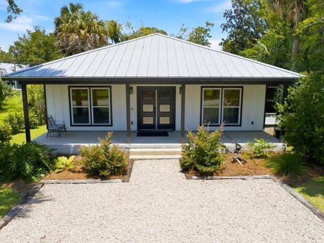 165 10th St, Apalachicola, FL 32320