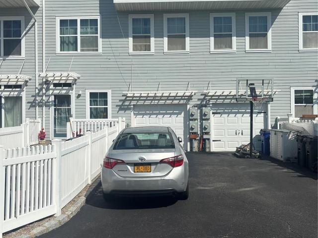 165 Commodore Circle W
