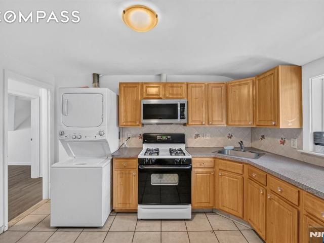 165 Oak Grove Ave, Hasbrouck Heights, NJ