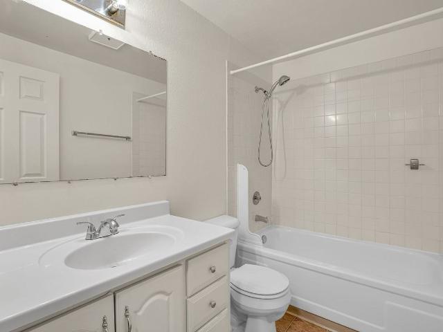 #165 RIVERVIEW APARTMENTS 1 Bedroom Apartment for Rent at 12425 Se River Rd, Milwaukie, OR 97222 Island Station