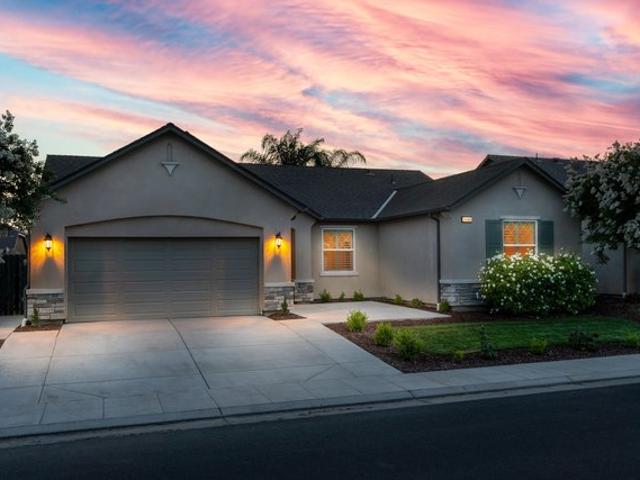 1664 Softwind Dr, Tulare, CA 93274