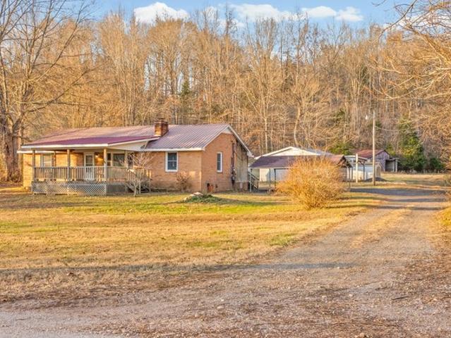 1667 McWhorter Rd, Cunningham, TN 37052