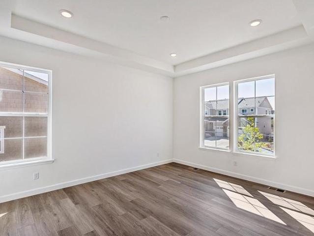 1667 Green Fern Point