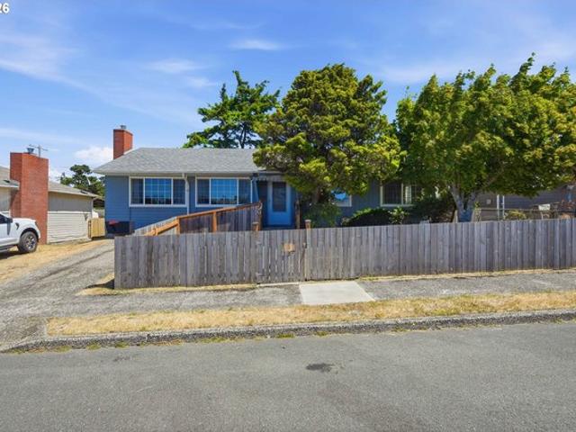 1669 Johnson St, North Bend, OR 97459