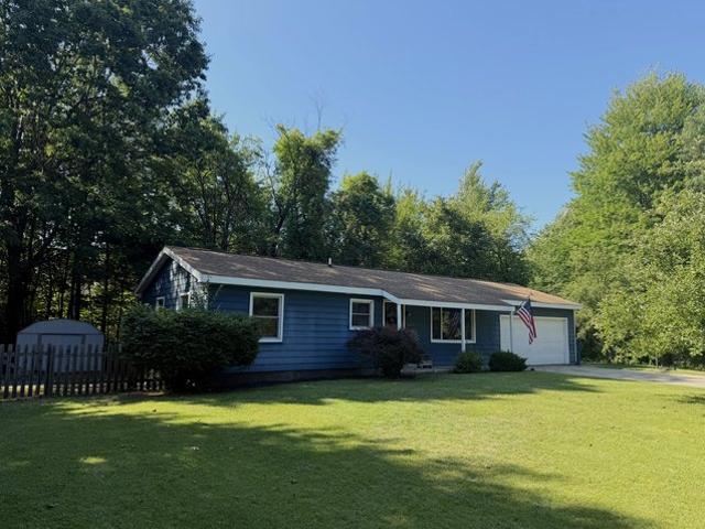 16613 Hemlock Dr, Spring Lake, MI 49456