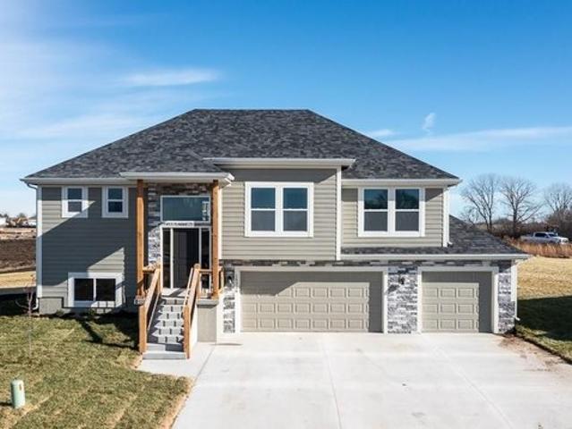 1661 N 156th St, Basehor, KS 66007