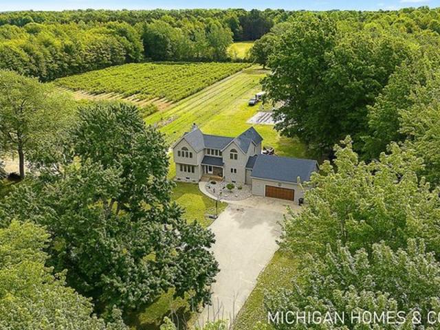1661 68th St, Fennville, MI 49408