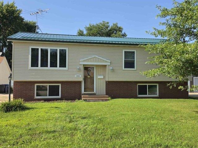 1662 Oakwood Dr, Waterloo, IA 50703