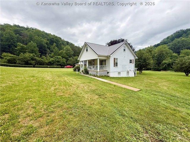1663 Grapevine Rd, Sissonville, WV 25320