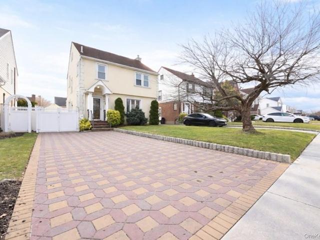 166 3 rd Ave, Whitestone, NY 11357