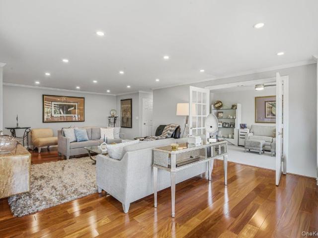 166 25 Powells Cove Boulevard 4M