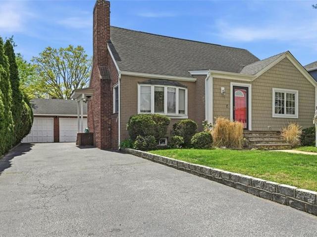 166 Abbey St, Massapequa Park, NY 11762