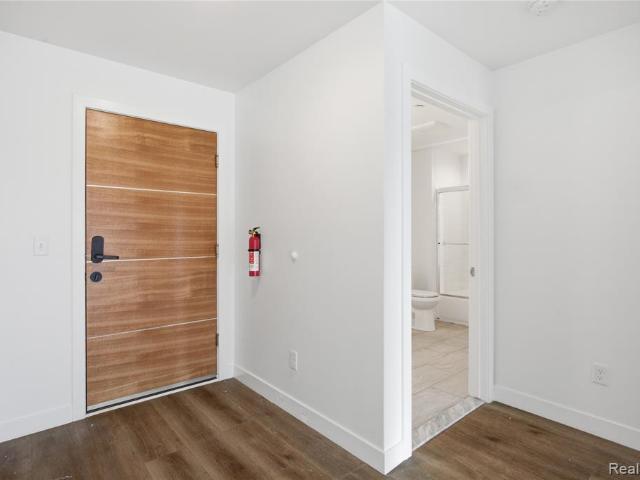 166 Oak St. Street # 304