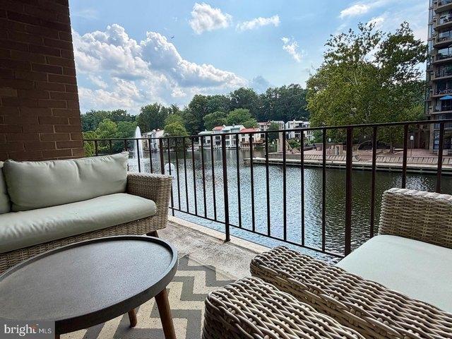 1676 Chimney House Rd, Reston, VA 20190