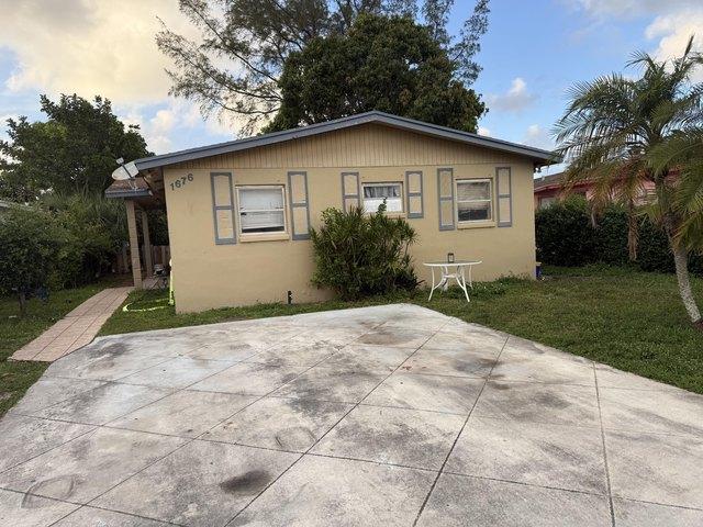 1676 W 10th St, Riviera Beach, FL 33404
