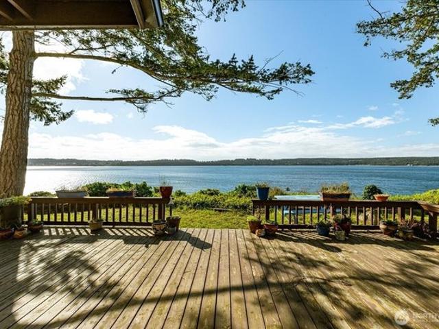 1677 Penn Cove Rd, Oak Harbor, WA 98277