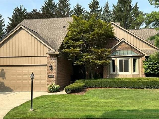 16795 Country Knoll Dr, Northville Township, MI 48168