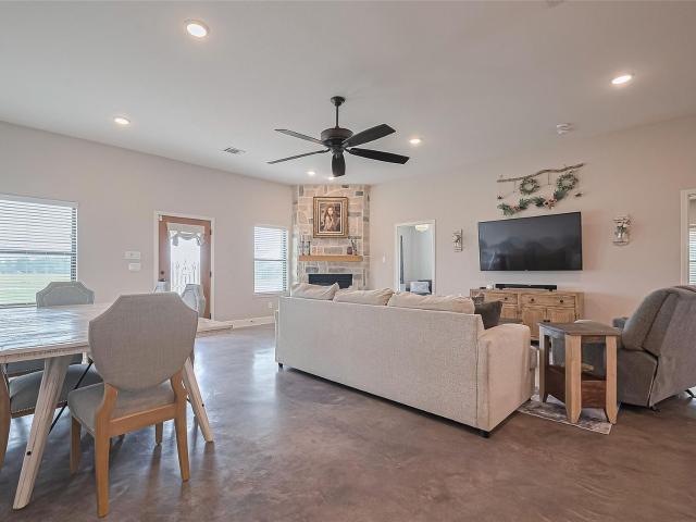 16702 Dipple Rd, Guy, TX
