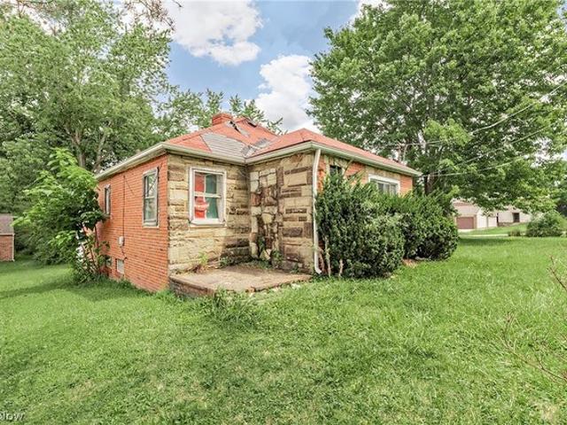 16725 Findlay St, Chagrin Falls, OH 44023