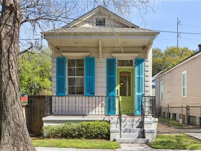 1672 ROUSSELIN Drive, New Orleans, LA 70119