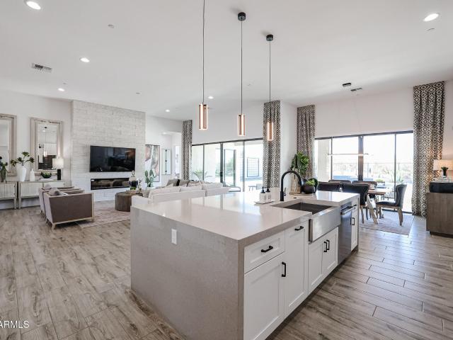 1672 w lavitt lane