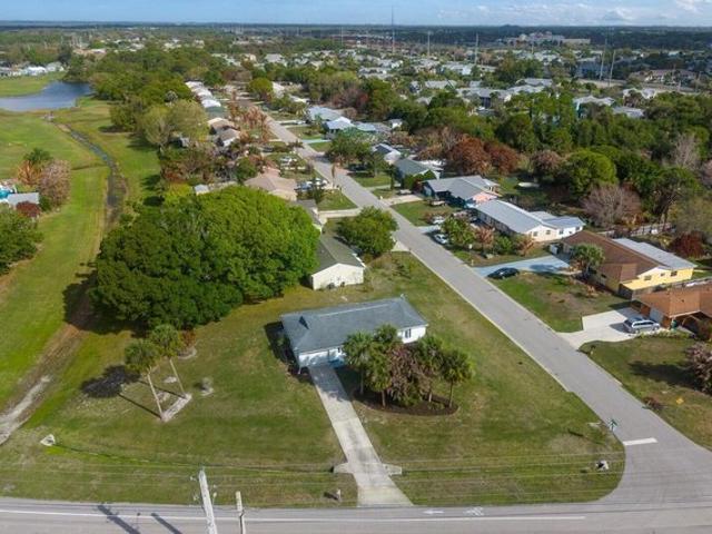 1673 SE Lyngate Dr, Port Saint Lucie, FL 34952