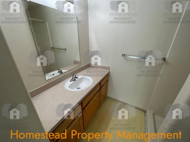 167 3 Bedroom Apartment for Rent at 1460/1462 Falcon Lp Independence, OR 97351
