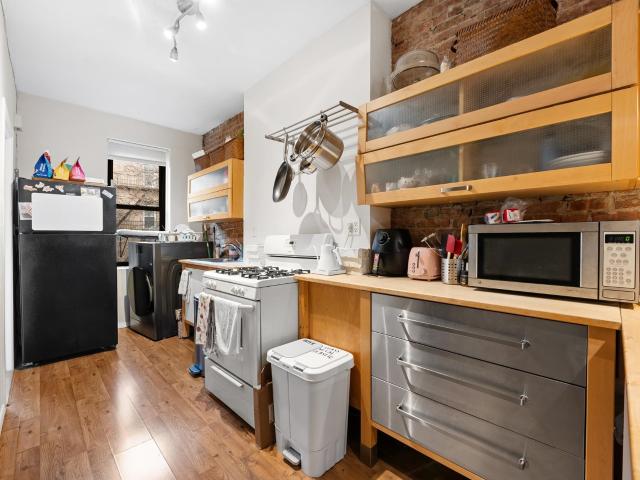 167 Christopher Columbus Dr # 3R